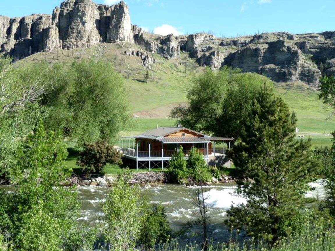 House ∙ 2 Bedrooms ∙ 8 Guests - Nye, MT