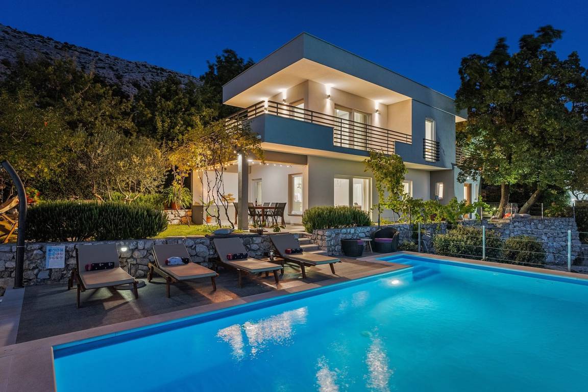175 M² Villa ∙ 4 Bedrooms ∙ 8 Guests - Split