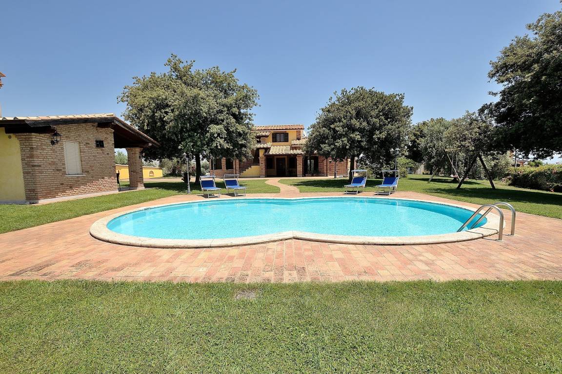 160 M² Villa ∙ 5 Bedrooms ∙ 10 Guests - Aprilia
