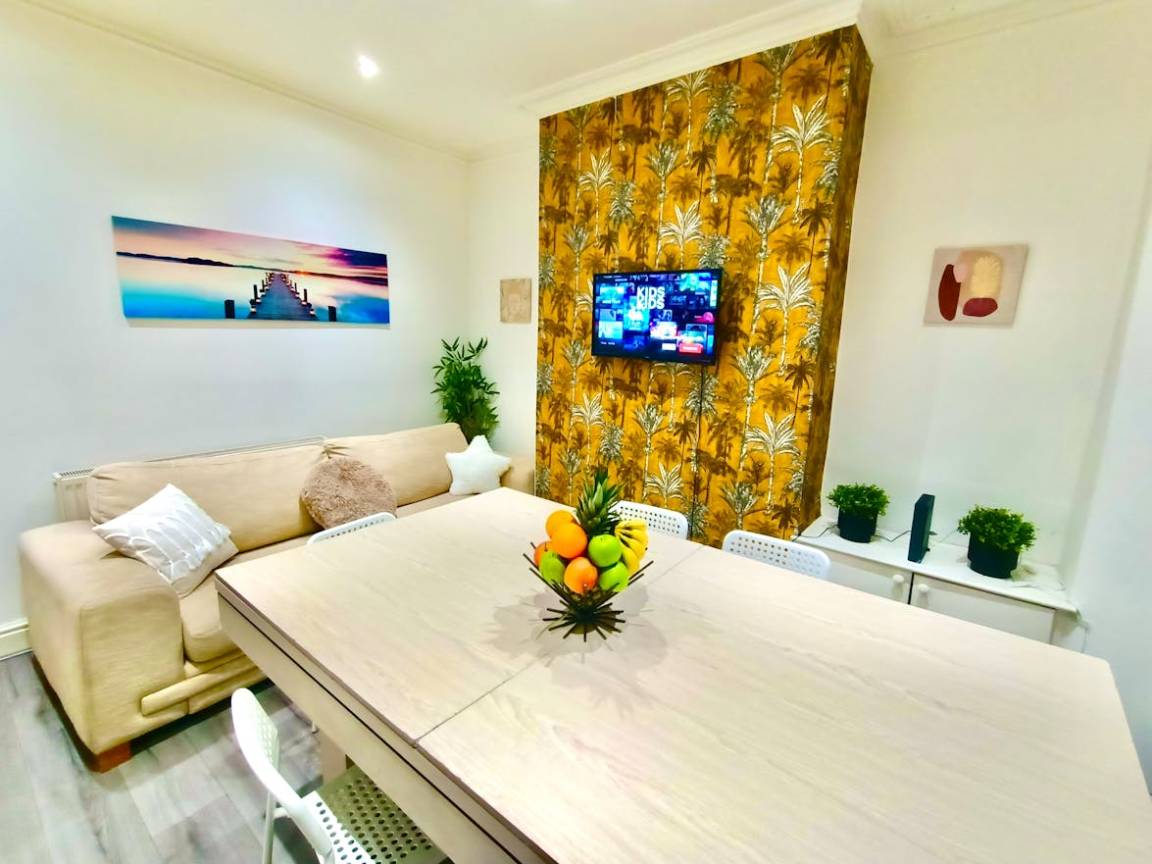 138 M² House ∙ 4 Bedrooms ∙ 18 Guests - Liverpool