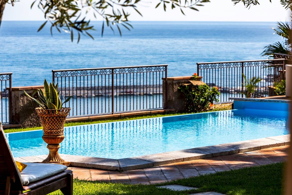 400 M² Villa ∙ 6 Bedrooms ∙ 12 Guests - Naxos