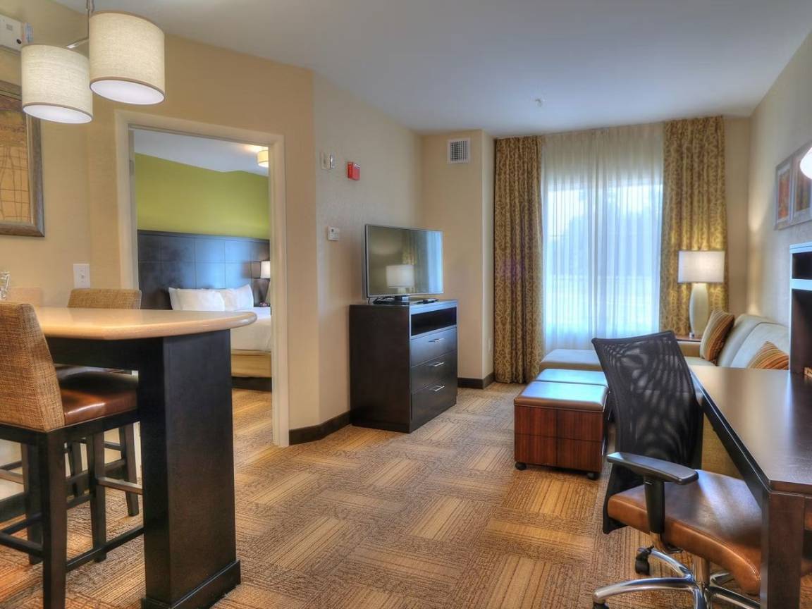 Hotel ∙ 1 Bedroom ∙ 4 Guests - Oak Ridge, TN