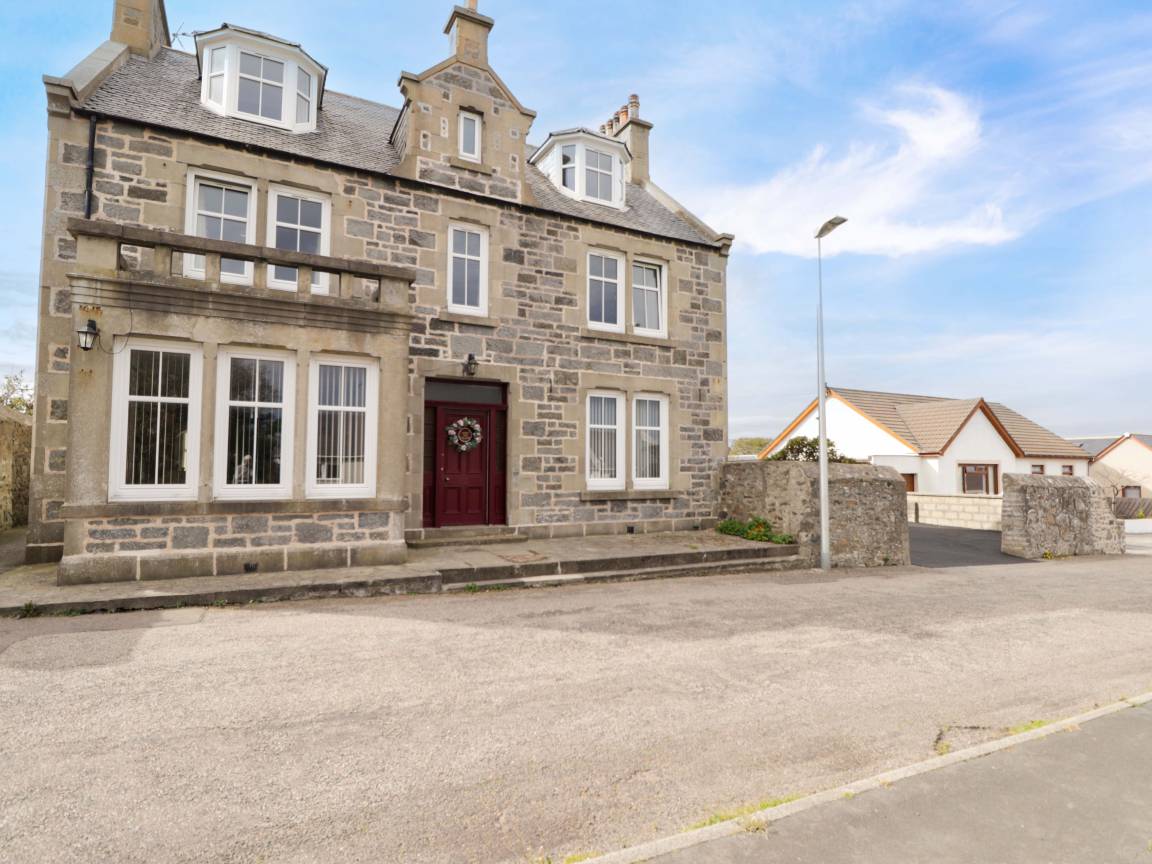 Cottage ∙ 10 Bedrooms ∙ 18 Guests - Cullen