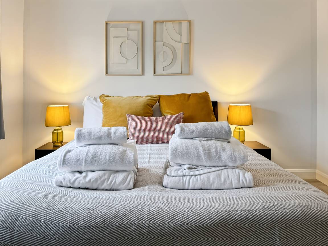 90 M² House ∙ 4 Bedrooms ∙ 7 Guests - Sussex