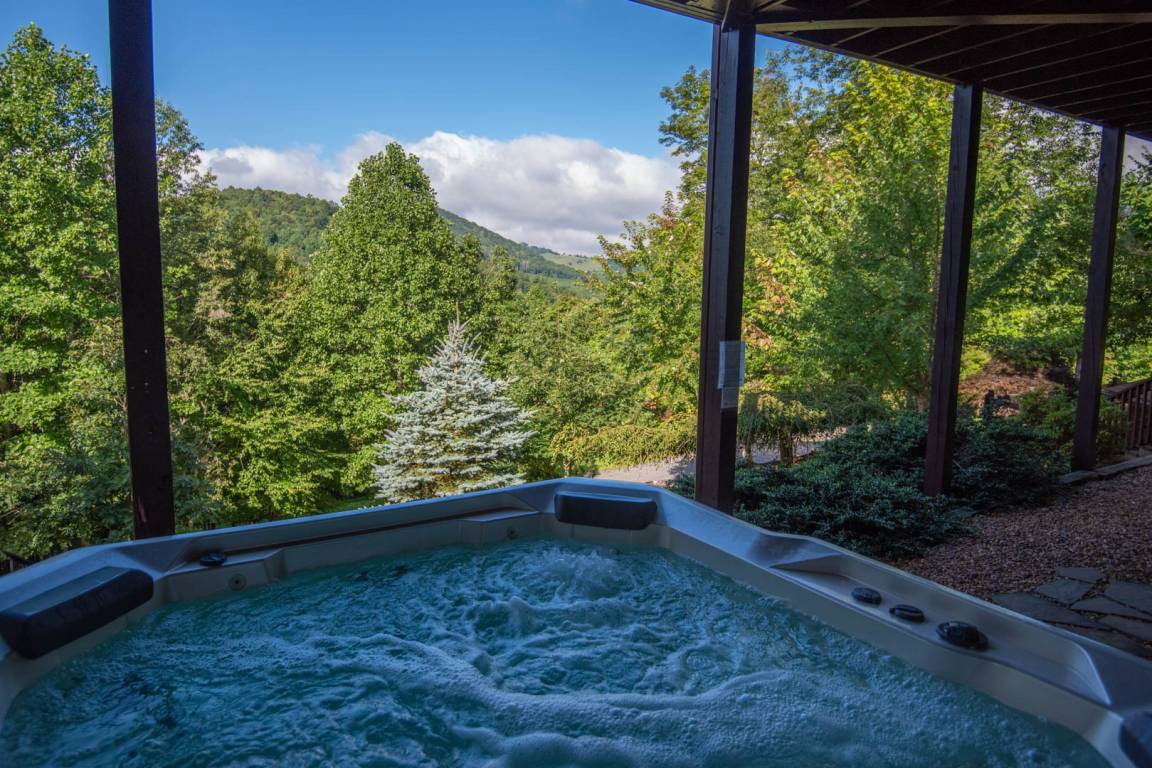 Cabin ∙ 3 Bedrooms ∙ 10 Guests - West Jefferson, NC