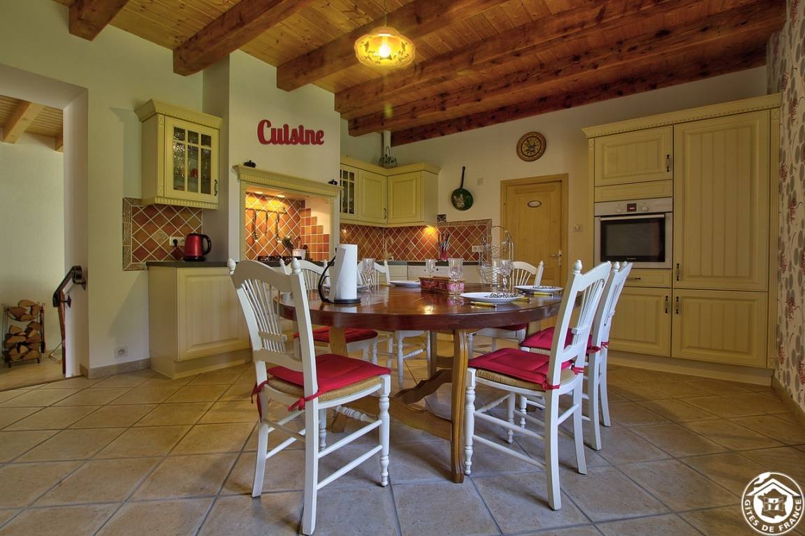 200 M² Gîte ∙ 4 Chambres ∙ 8 Personnes - Hauteville-Lompnes