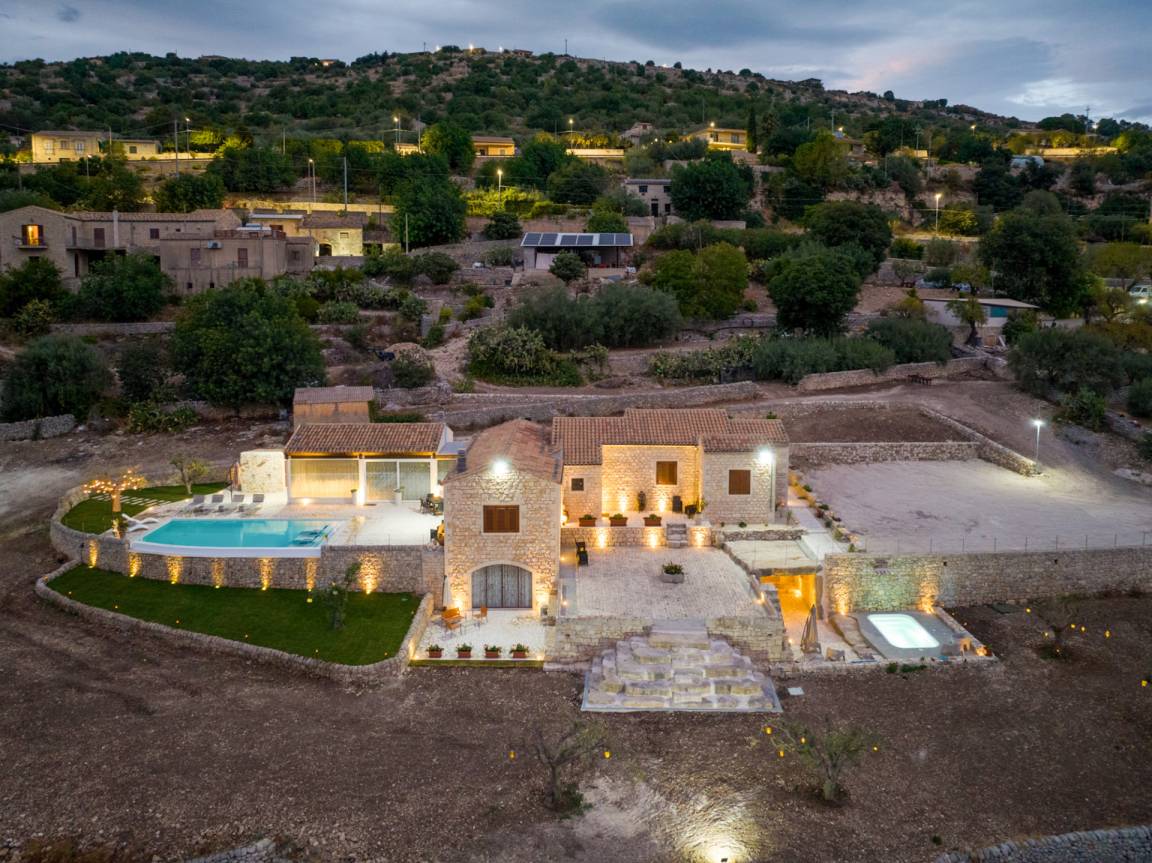 280 M² Villa ∙ 4 Bedrooms ∙ 9 Guests - Modica