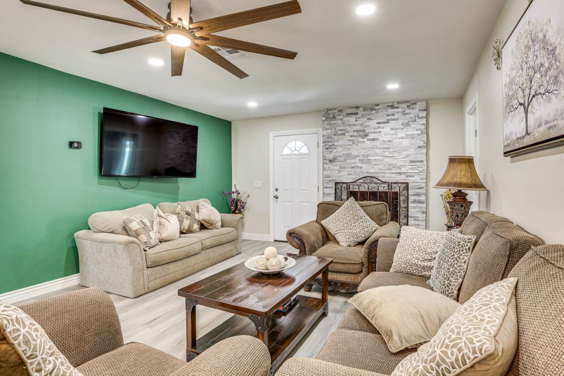 128 M² House ∙ 4 Bedrooms ∙ 7 Guests - Sun City, AZ
