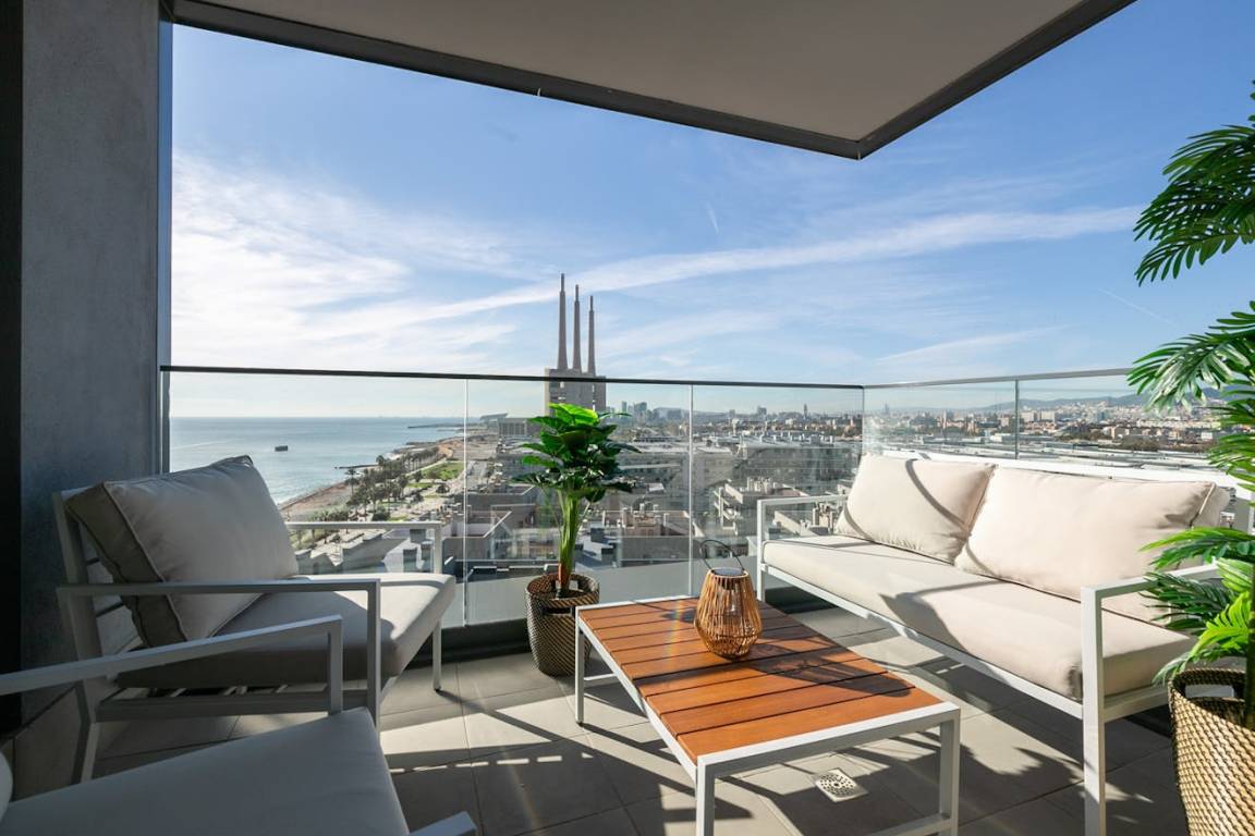 77 M² Apartamento ∙ 2 Habitaciones ∙ 4 Huéspedes - Badalona