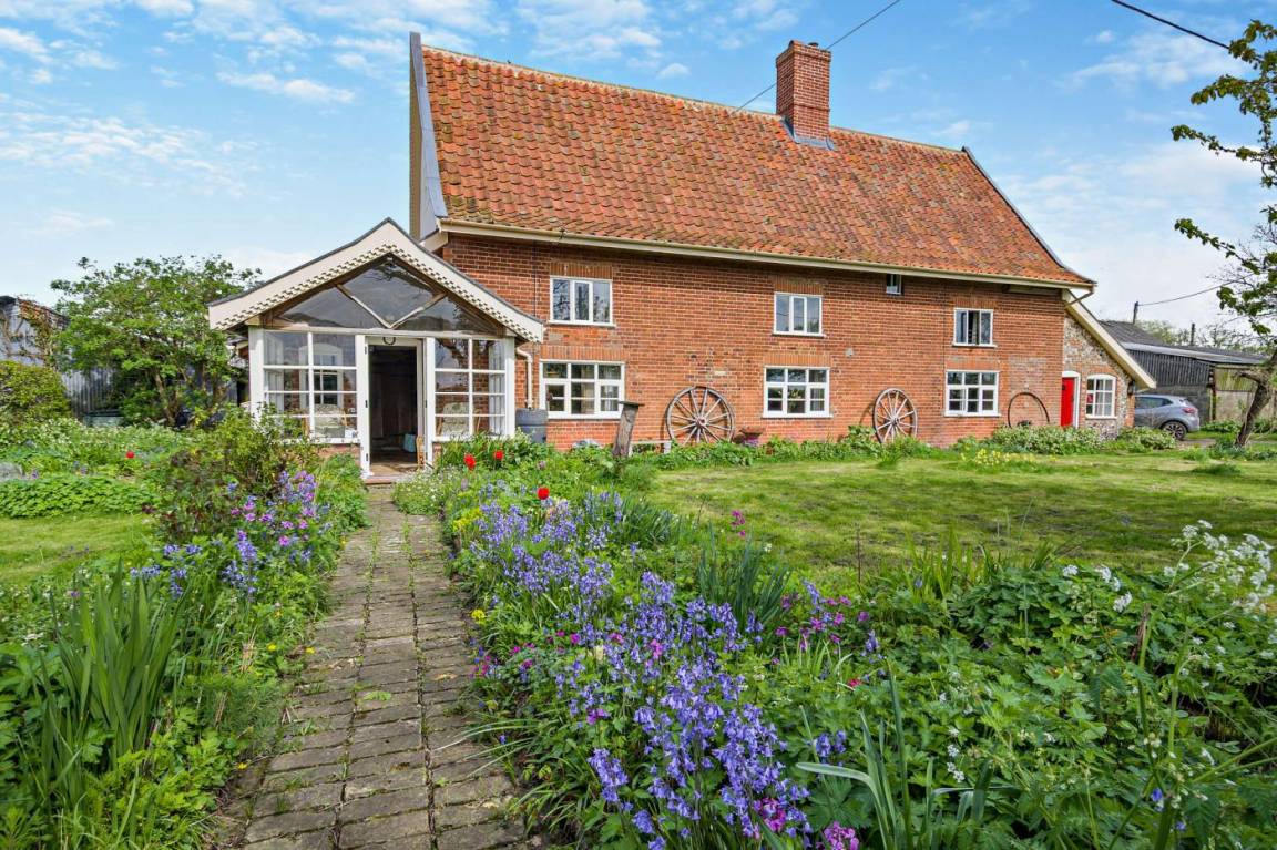Cottage ∙ 3 Bedrooms ∙ 6 Guests - Beccles