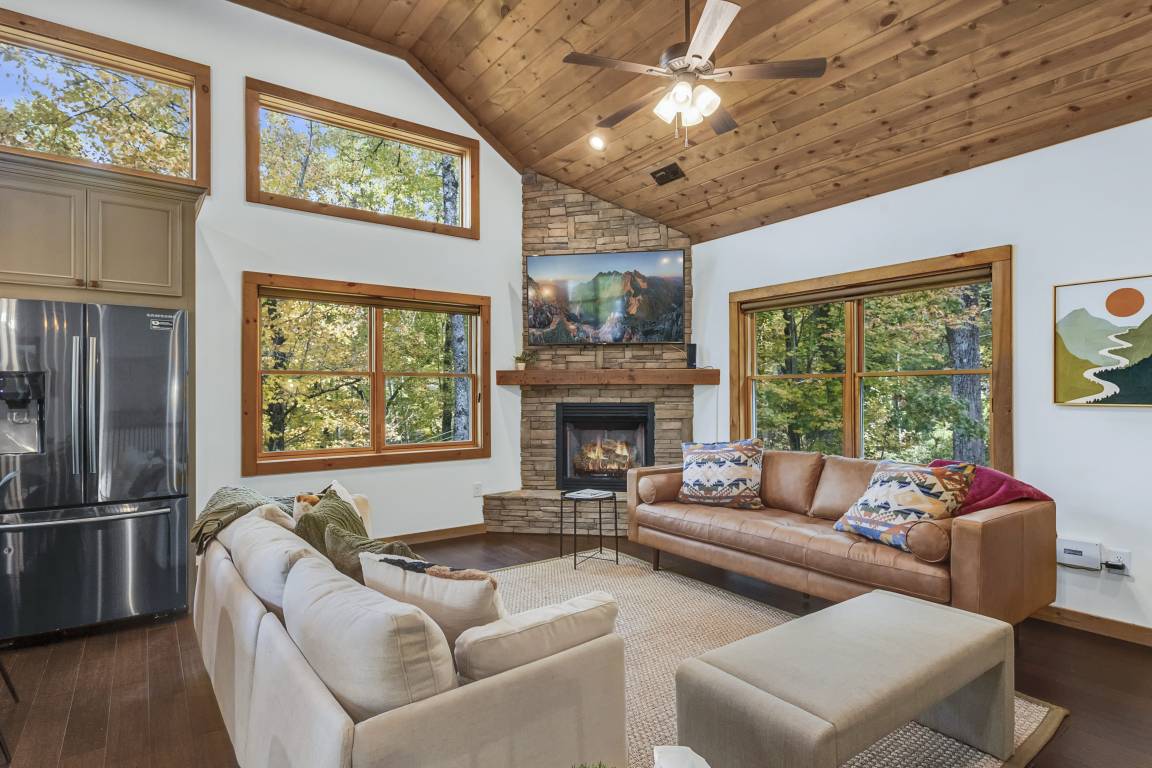 179 M² Cabin ∙ 4 Bedrooms ∙ 9 Guests - Boone, NC