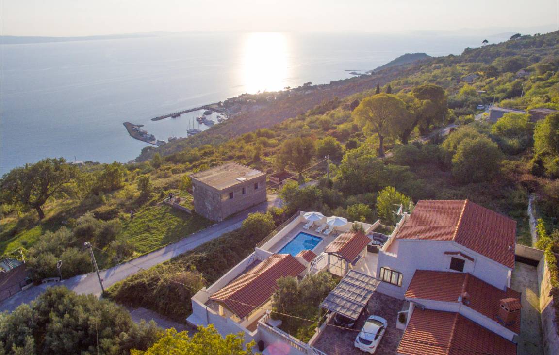 180 M² House ∙ 4 Bedrooms ∙ 8 Guests - Omiš