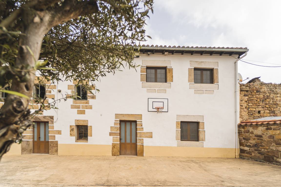 200 M² Apartamento ∙ 6 Habitaciones ∙ 20 Huéspedes - Aguilar de Campoo
