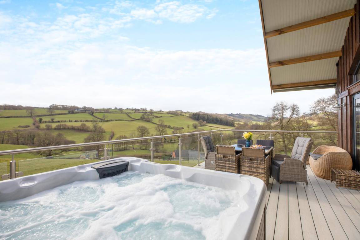 Lodge ∙ 6 Bedrooms ∙ 10 Guests - North Wales