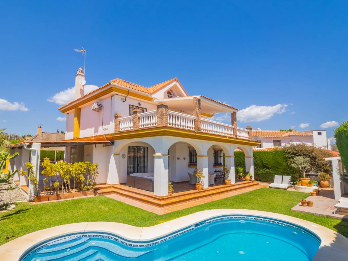 215 M² Villa ∙ 5 Bedrooms ∙ 10 Guests - Torremolinos