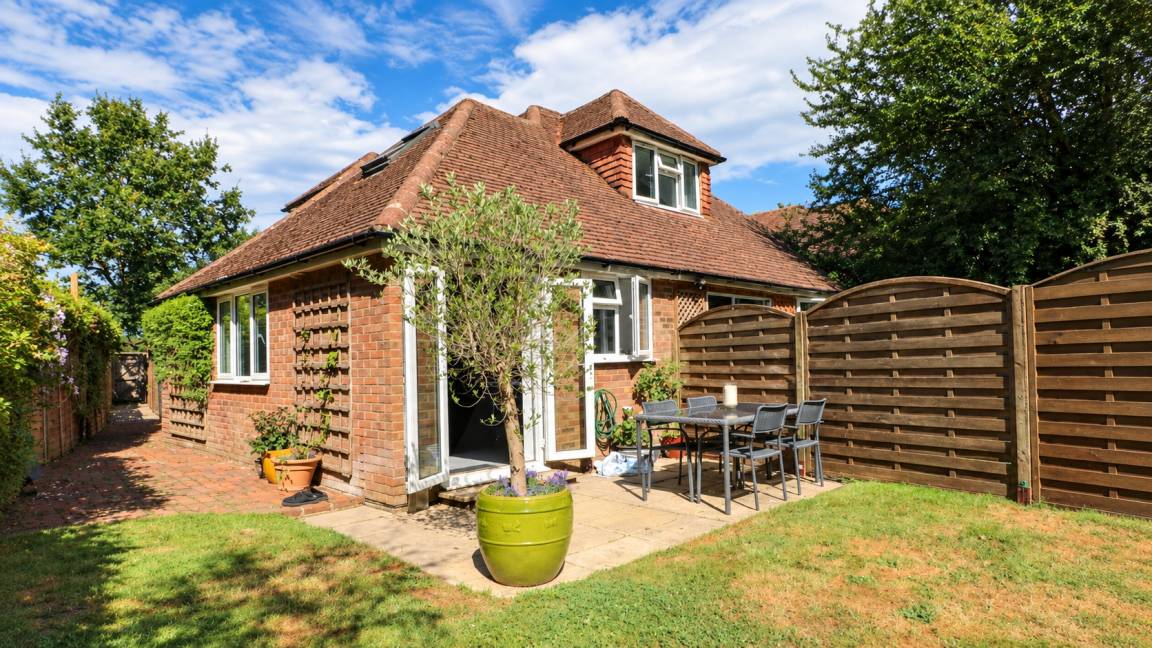 40 M² House ∙ 3 Bedrooms ∙ 6 Guests - Shere