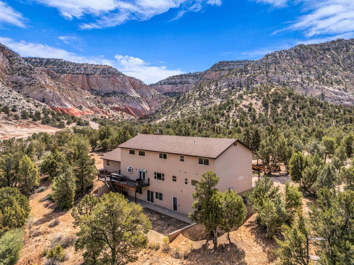 297 M² Cabin ∙ 5 Bedrooms ∙ 16 Guests - Orderville, UT