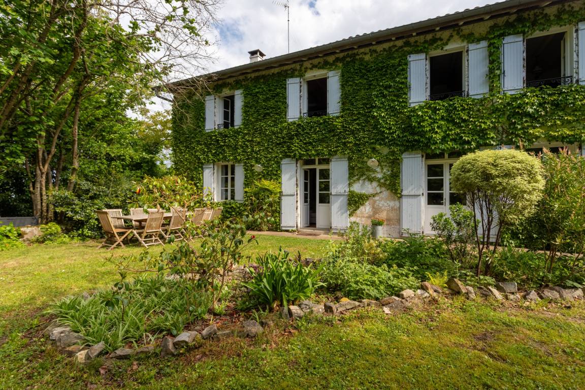 180 M² Maison De Vacances ∙ 5 Chambres ∙ 9 Personnes - Urt