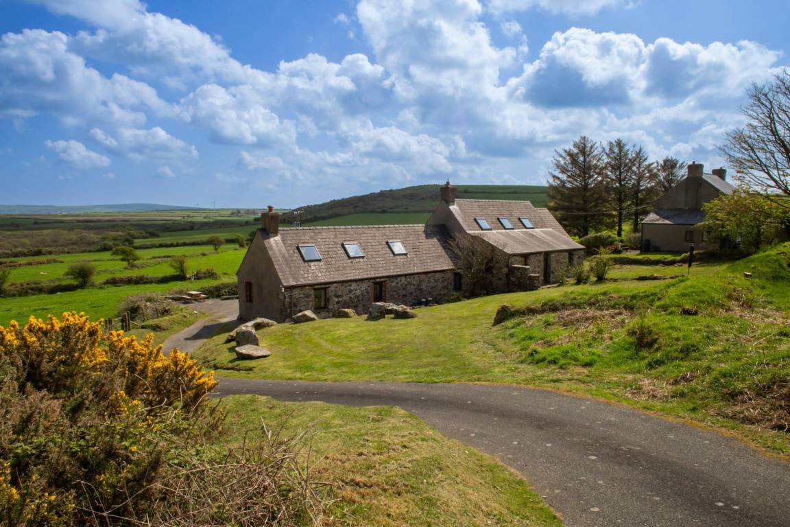 144 M² Cottage ∙ 3 Bedrooms ∙ 6 Guests - Fishguard
