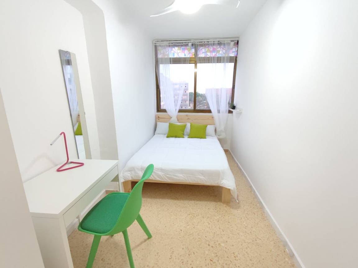 111 M² Private Room ∙ 1 Bedroom ∙ 1 Guest - Universidad Europea de Valencia