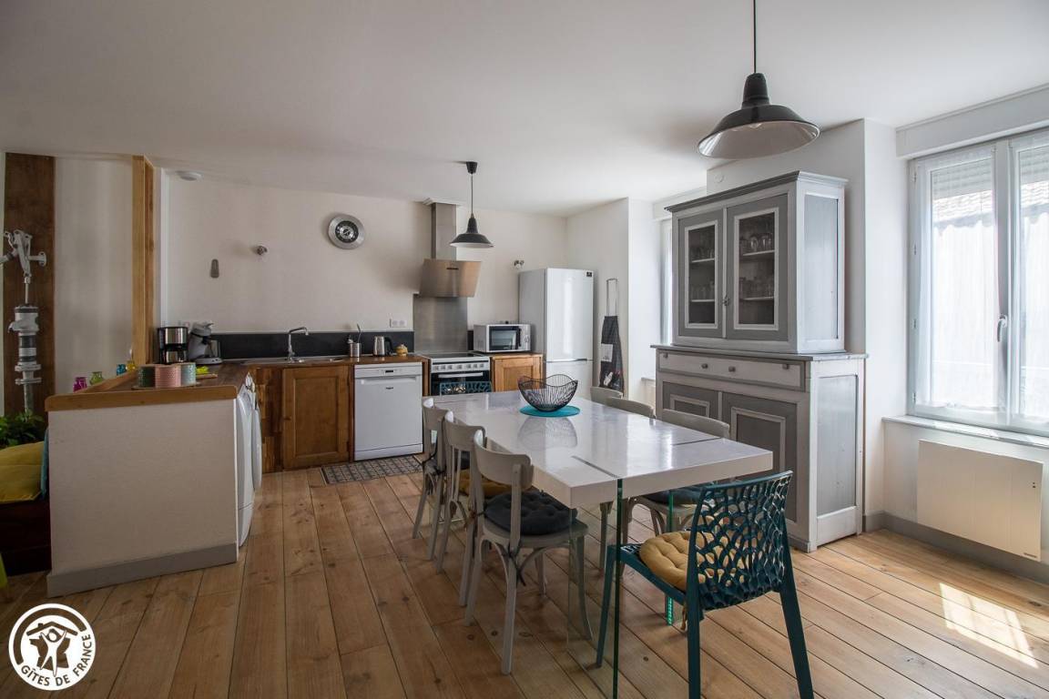 144 M² Gîte ∙ 4 Chambres ∙ 9 Personnes - Chambon-sur-Lac