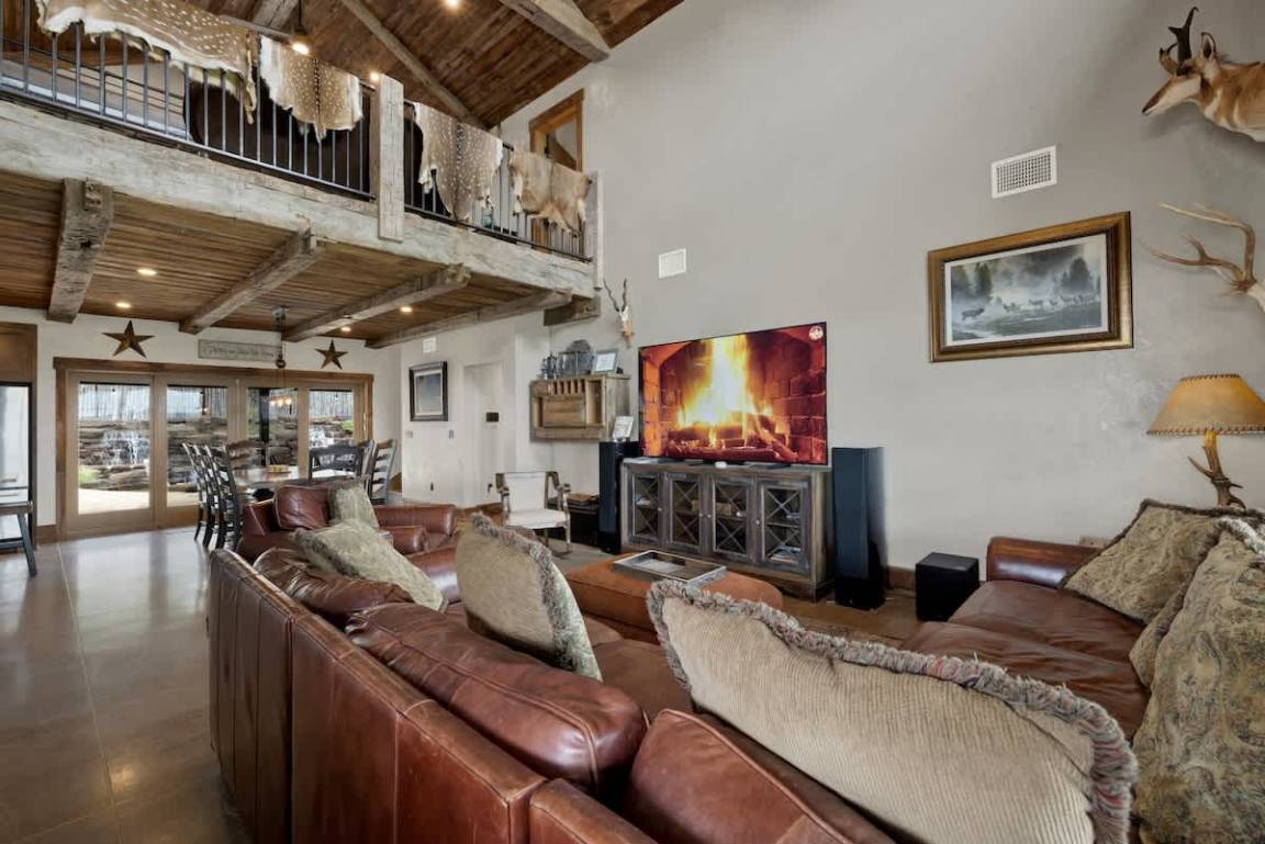 House ∙ 4 Bedrooms ∙ 14 Guests - Fredericksburg