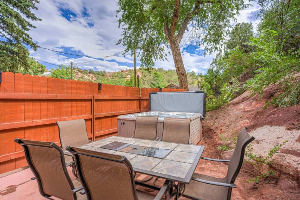 House ∙ 2 Bedrooms ∙ 6 Guests - Manitou Springs, CO