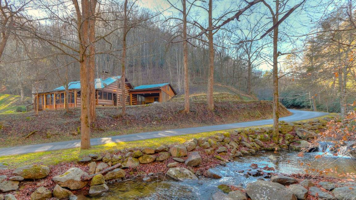House ∙ 6 Bedrooms ∙ 13 Guests - Gatlinburg, TN