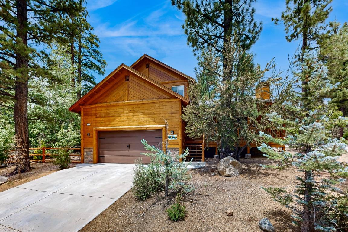 201 M² Cabin ∙ 4 Bedrooms ∙ 11 Guests - Big Bear Lake, CA