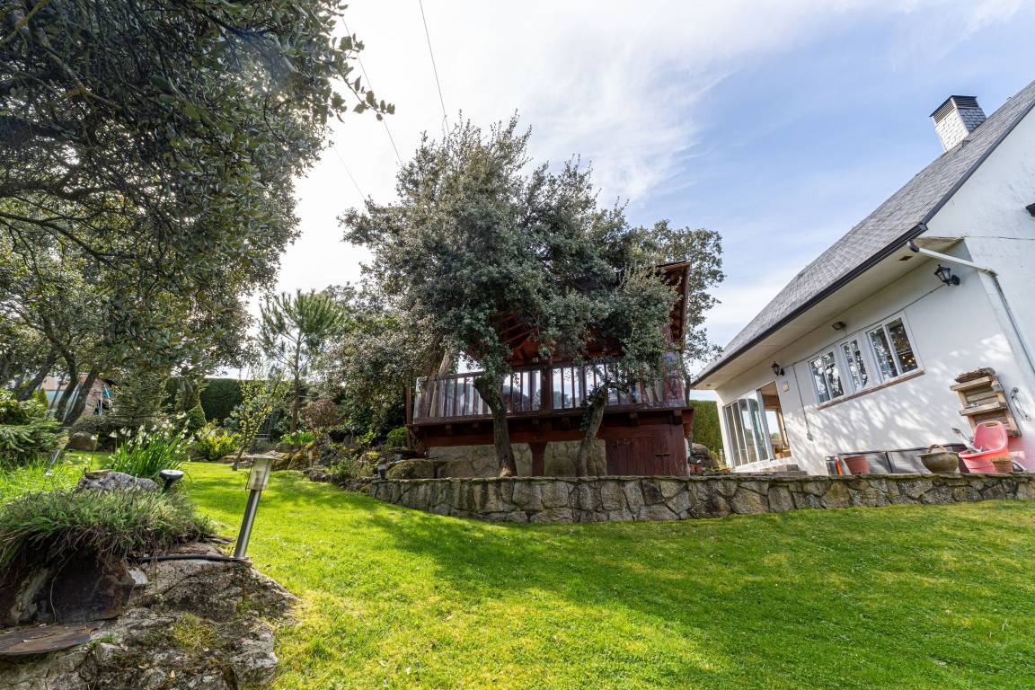 220 M² Ferienhaus ∙ 4 Schlafzimmer ∙ 9 Gäste - El Espinar