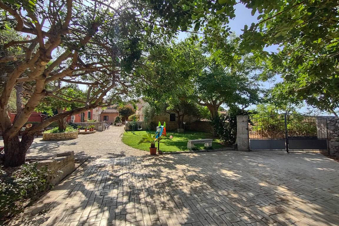 600 M² Farmhouse ∙ 10 Bedrooms ∙ 23 Guests - Sicily