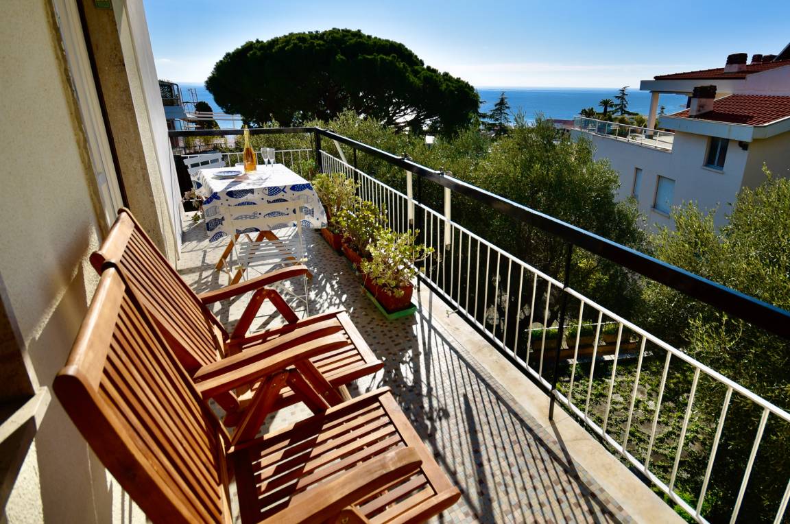 83 M² Appartamento Vacanza ∙ 2 Camere Da Letto ∙ 5 Ospiti - Sanremo