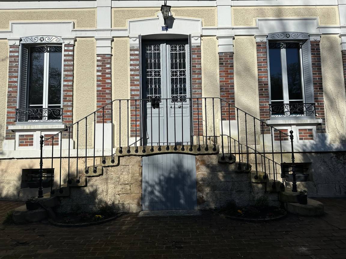138 M² Huis ∙ 4 Slaapkamers ∙ 11 Gasten - Saint-Florentin