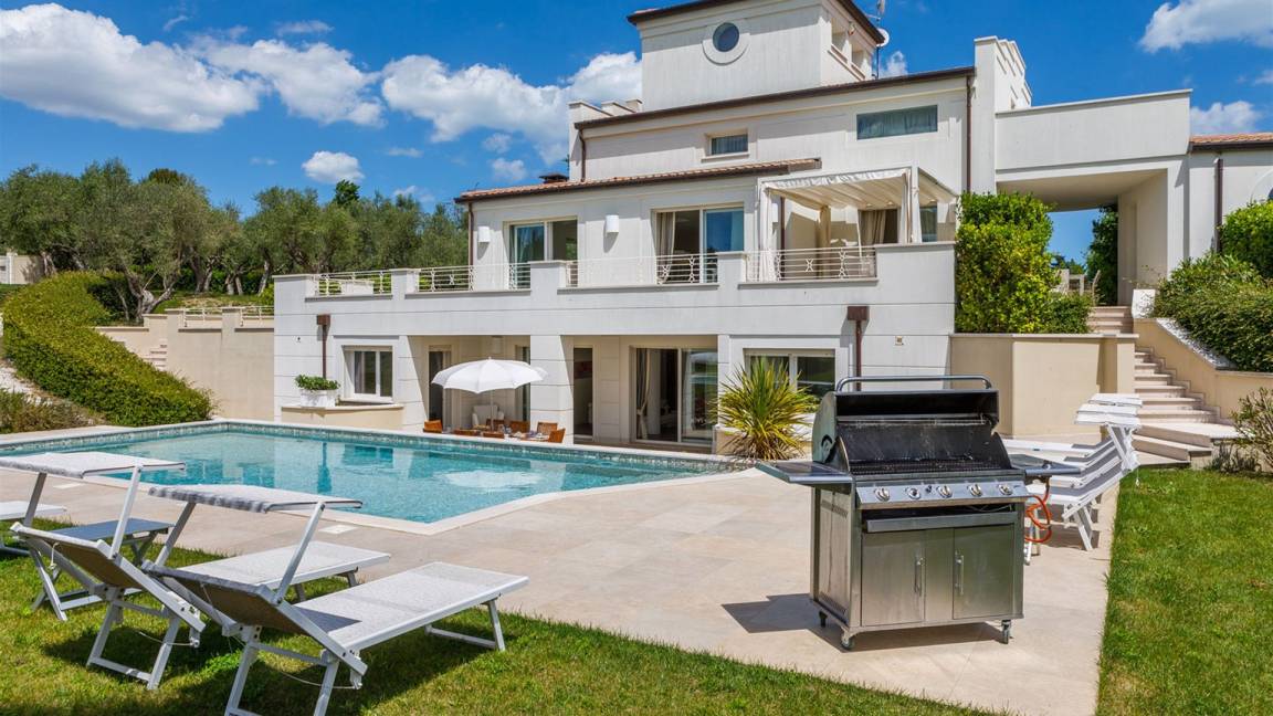 350 M² Villa ∙ 4 Chambres ∙ 10 Personnes - Cattolica