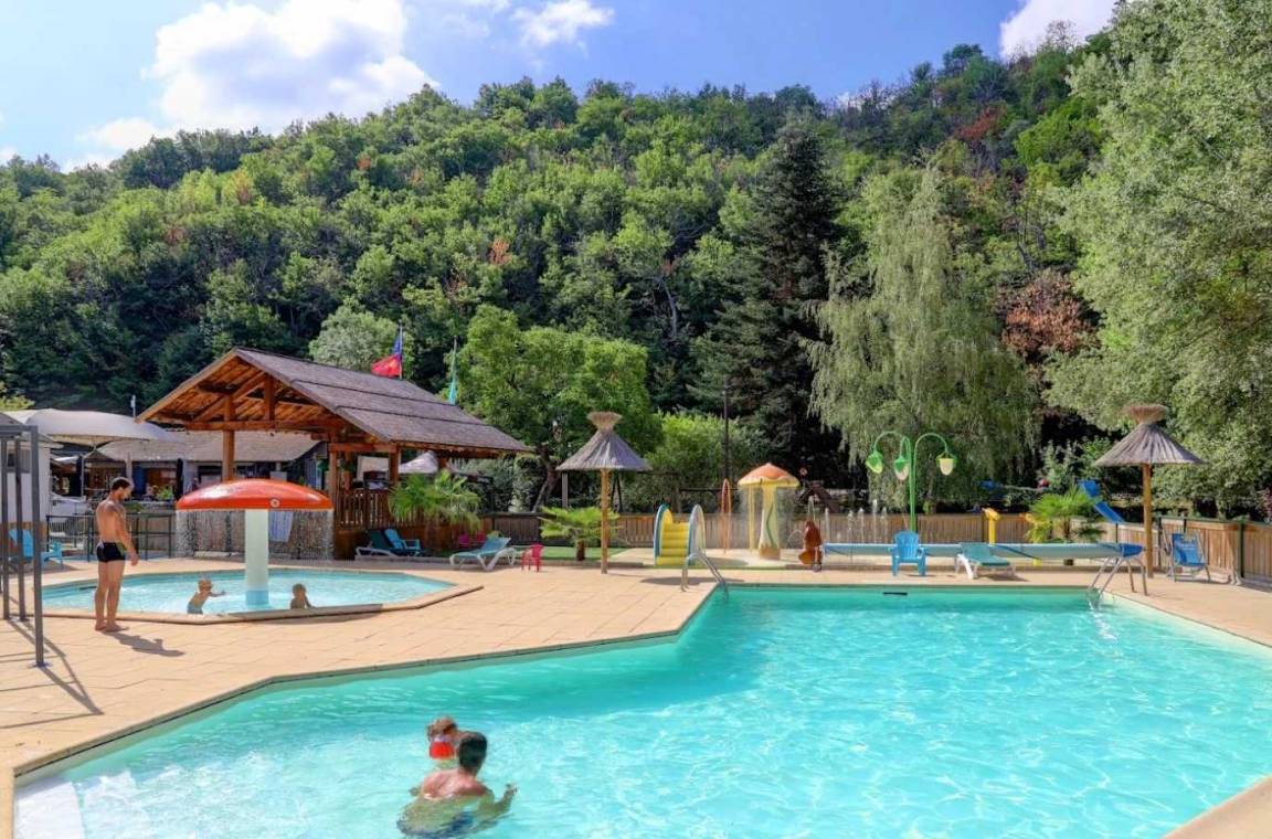 32 M² Camping ∙ 3 Chambres ∙ 8 Personnes - Florac