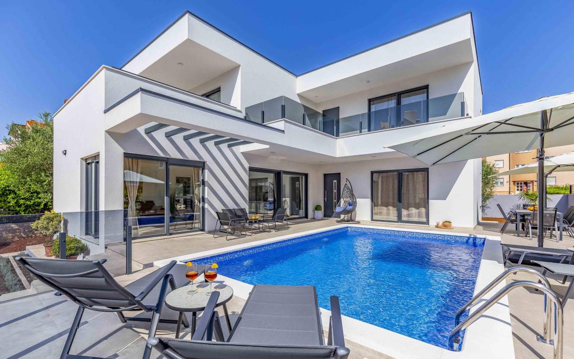250 M² Ferienhaus ∙ 4 Schlafzimmer ∙ 8 Gäste - Premantura