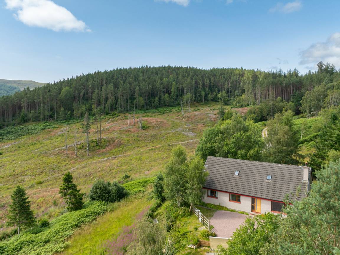 222 M² House ∙ 3 Bedrooms ∙ 5 Guests - Drumnadrochit