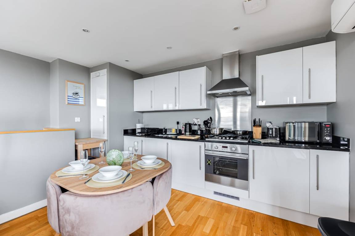 76 M² House ∙ 2 Bedrooms ∙ 5 Guests - Bedford