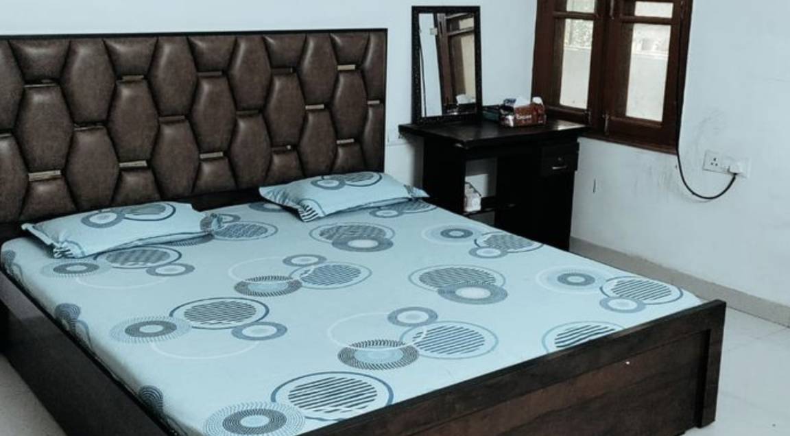 139 M² Huoneisto ∙ 2 Makuuhuonetta ∙ 4 Vierasta - Lucknow