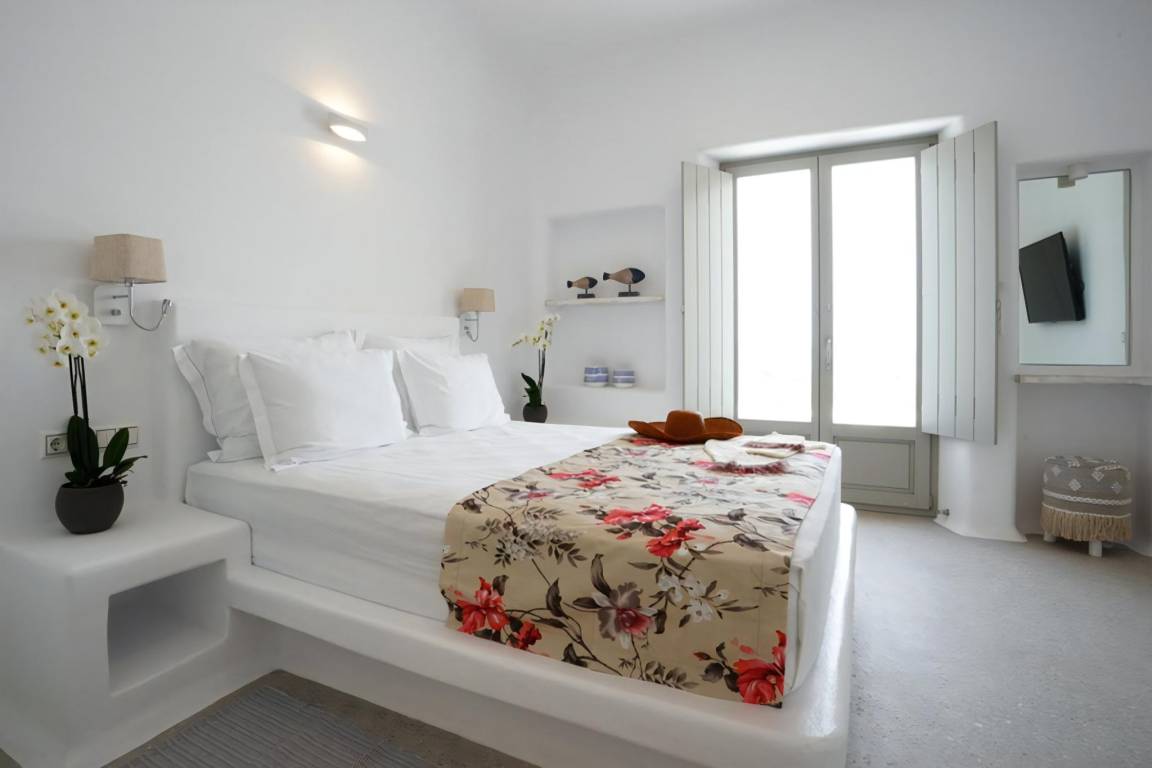 450 M² Villa ∙ 8 Bedrooms ∙ 16 Guests - Paros