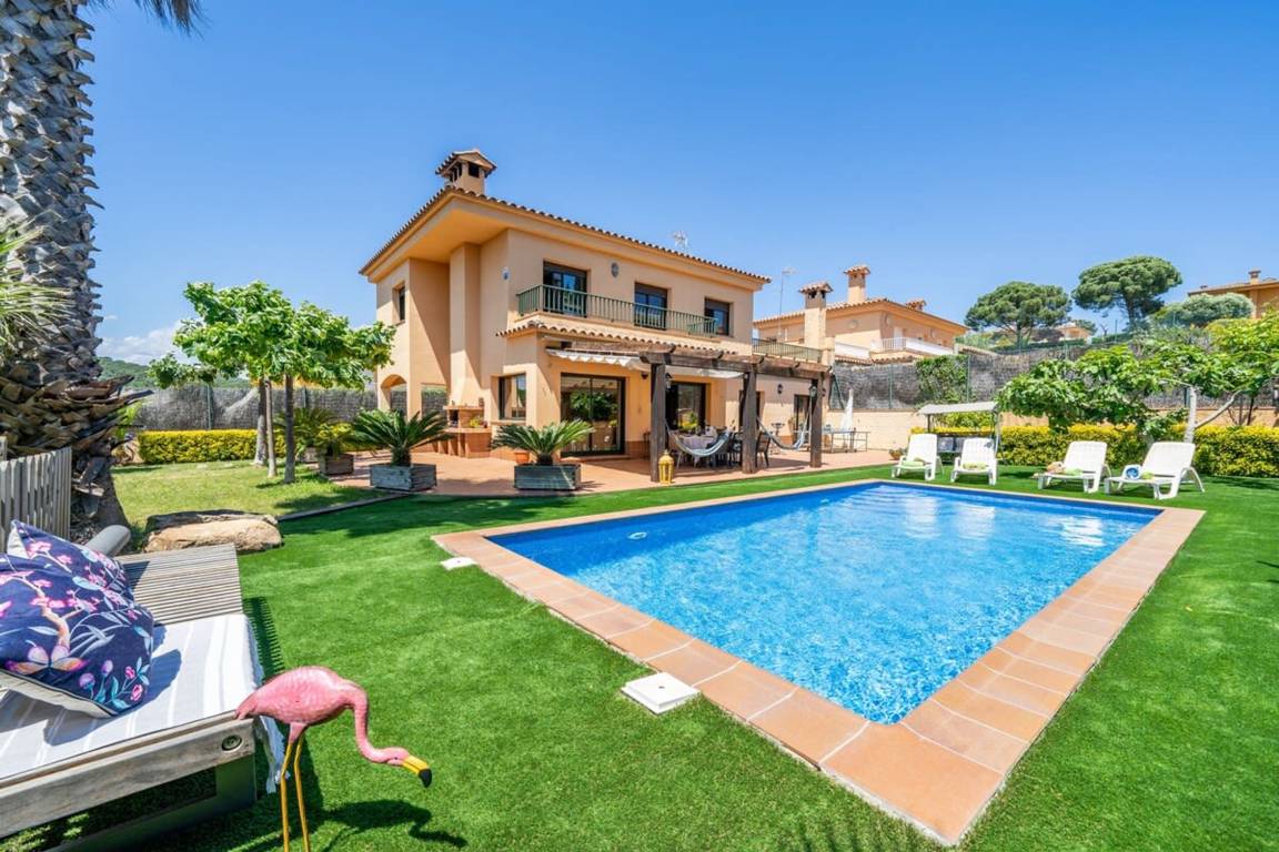 House ∙ 5 Bedrooms ∙ 11 Guests - Lloret de Mar