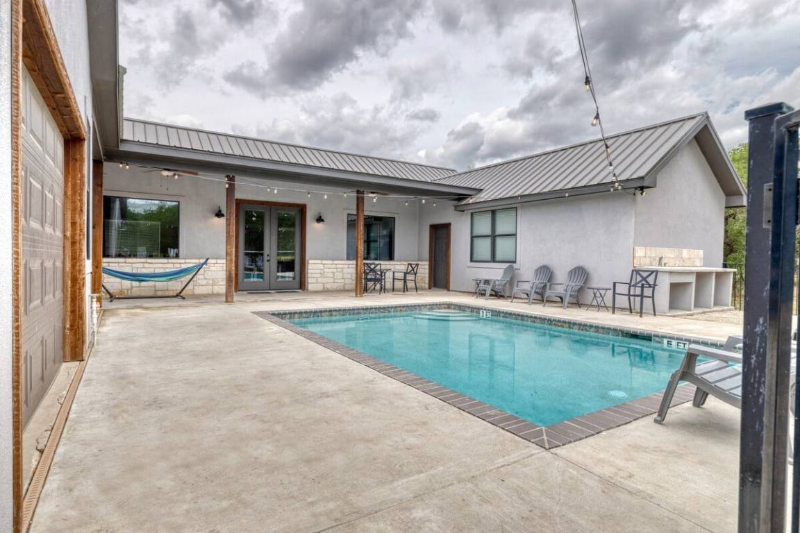 House ∙ 4 Bedrooms ∙ 22 Guests - Concan, TX