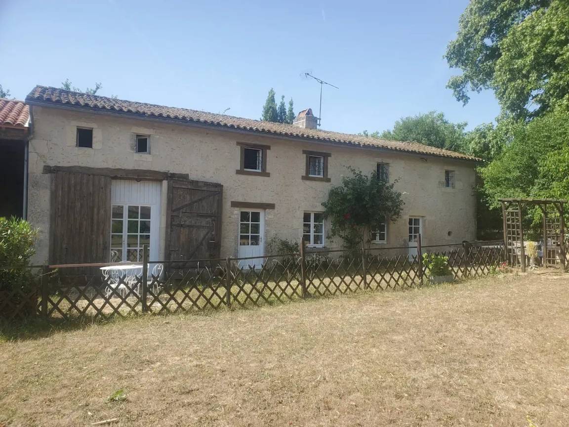 136 M² Maison De Vacances ∙ 5 Chambres ∙ 14 Personnes - Lusignan