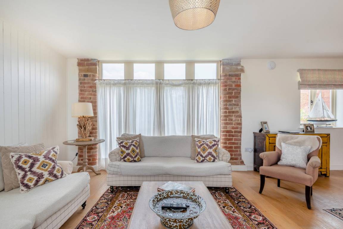 Cottage ∙ 4 Bedrooms ∙ 8 Guests - Lincoln