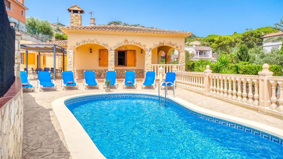 150 M² Villa ∙ 4 Bedrooms ∙ 10 Guests - Lloret de Mar