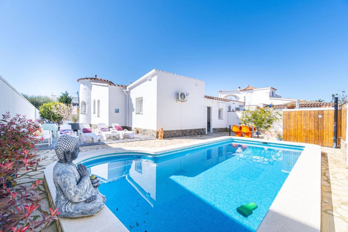 105 M² Villa ∙ 4 Bedrooms ∙ 8 Guests - Empuriabrava