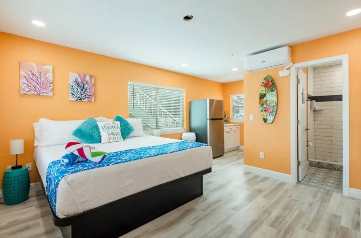 Condo ∙ 8 Bedrooms ∙ 24 Guests - St. Petersburg, FL