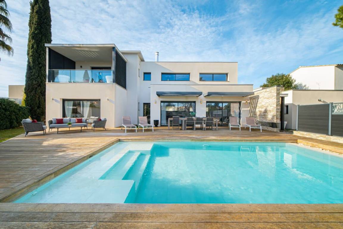 200 M² Villa ∙ 5 Bedrooms ∙ 10 Guests - Montpellier
