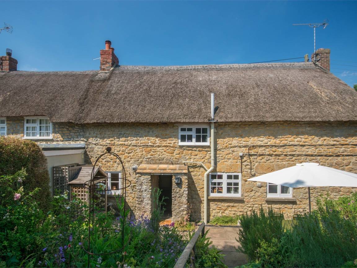 Cottage ∙ 3 Bedrooms ∙ 6 Guests - Burton Bradstock