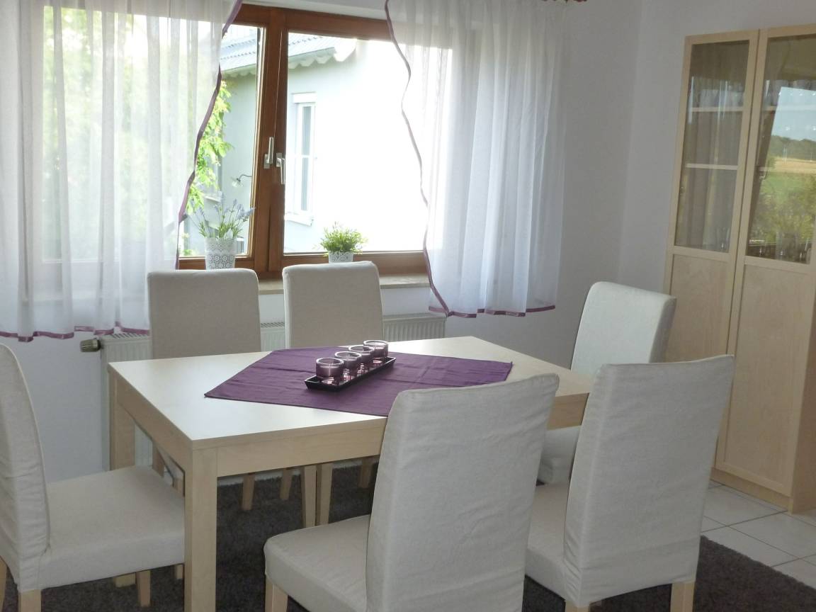 110 M² Ferienwohnung ∙ 2 Schlafzimmer ∙ 4 Gäste - Laichingen